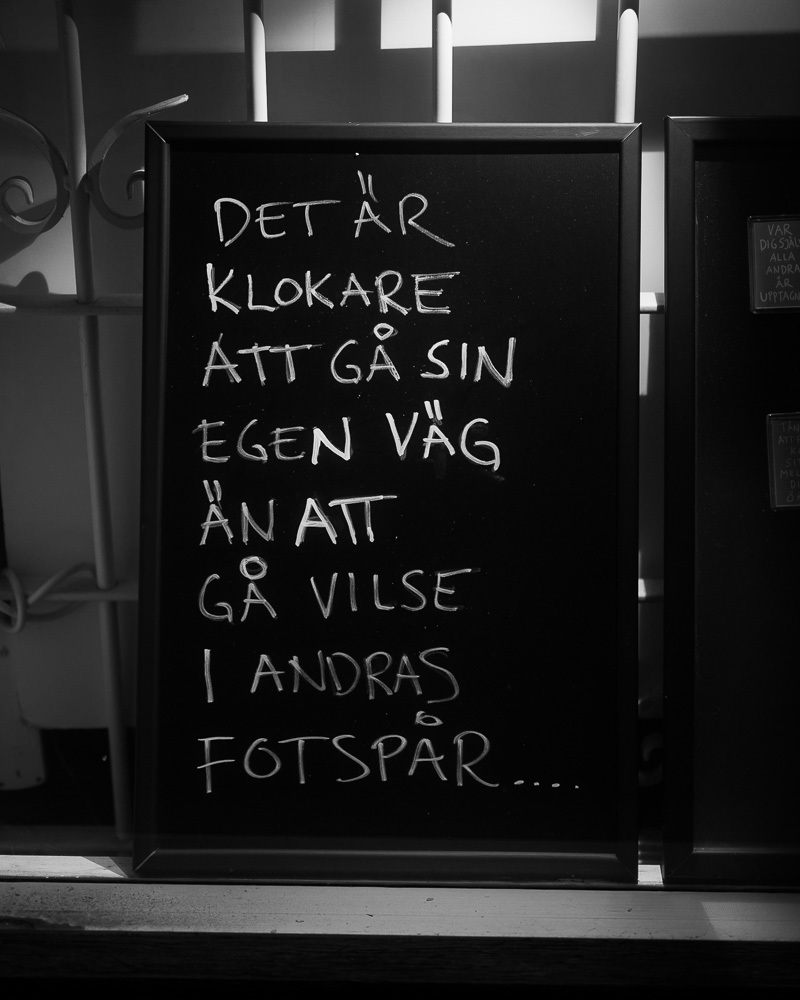 OmTag. Visdomsord i ett fönster. - Fotosidan