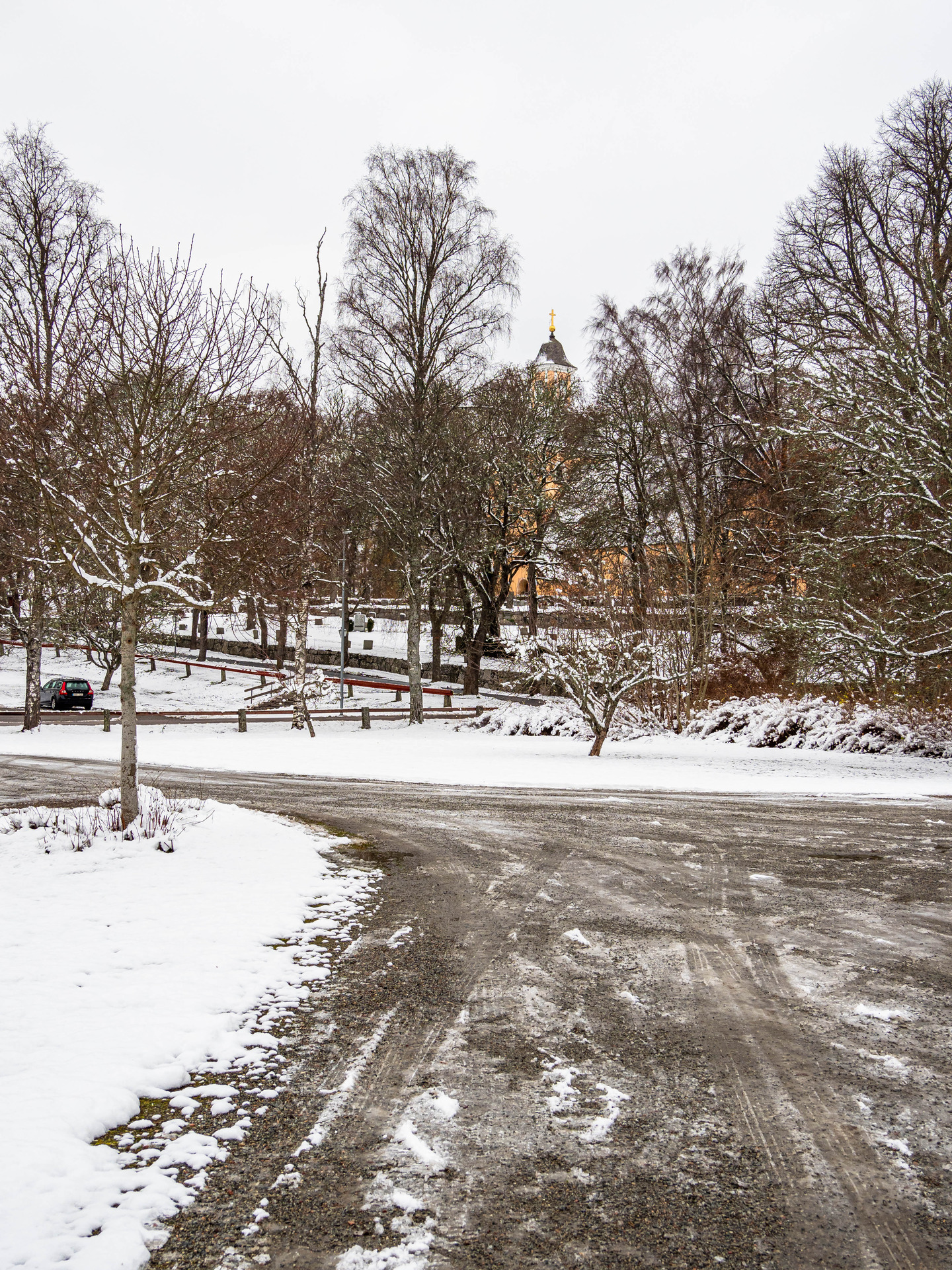 Mellan snö och slask i Kumla kyrkby. - Fotosidan