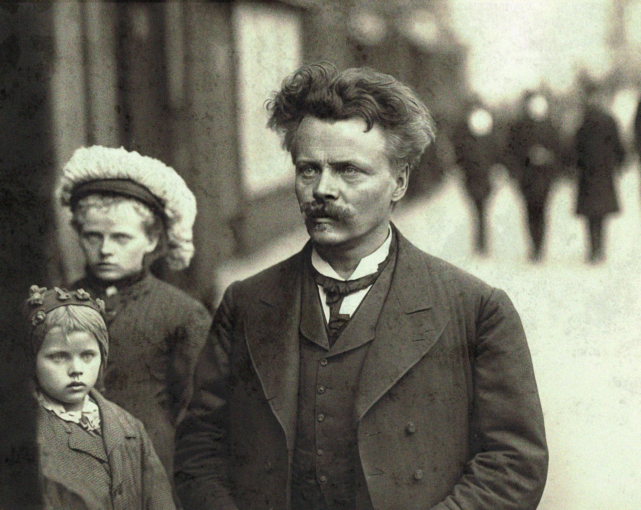 Unikt gatuporträtt på August Strindberg - Fotosidan