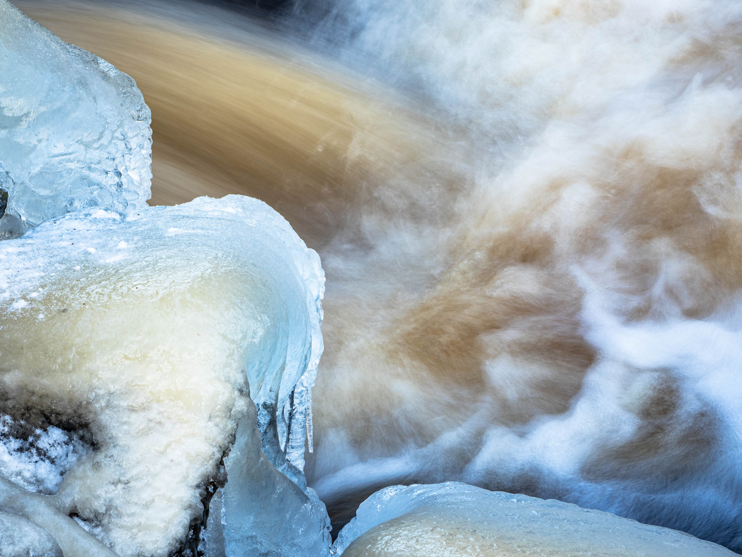 Lek med strömmande vatten och is! - Fotosidan