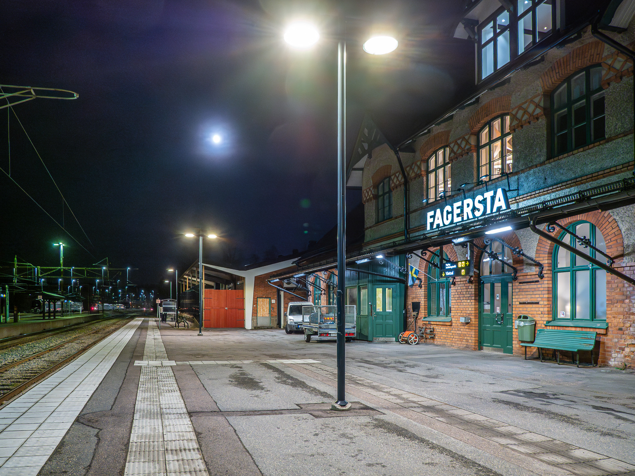 Månsken över stationen i Fagersta! - Fotosidan