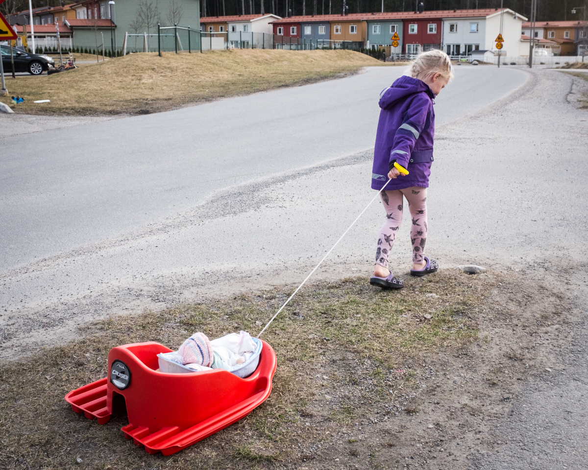 Dag 106 - Flickan med pulkan - Fotosidan